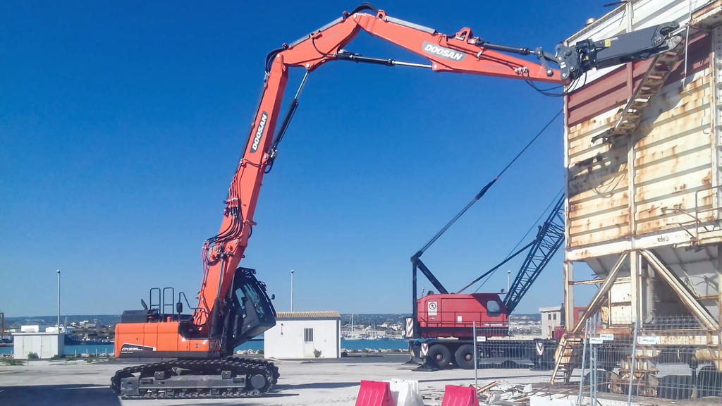 Doosan launches DX235DM Demolition Excavator | Hub-4